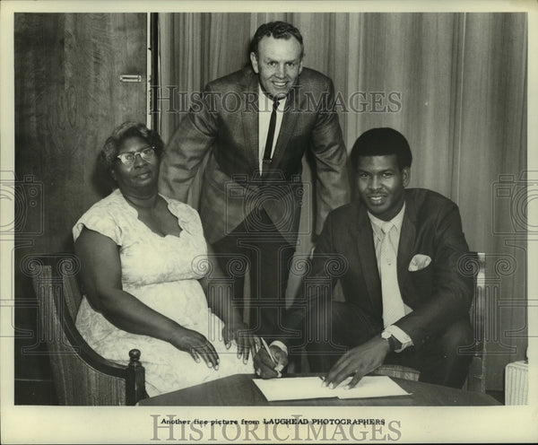 Press Photo Larry Dibbles signs to play football at University of Houston - Historic Images