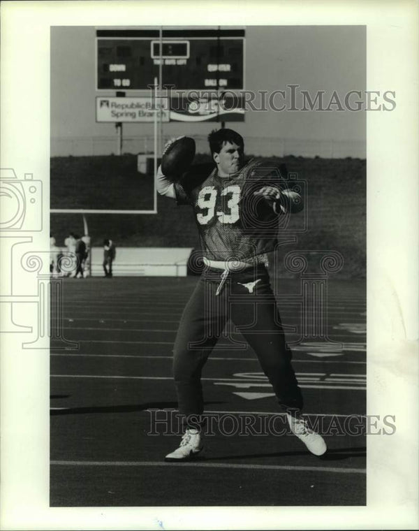 1987 Press Photo Texas' Steve Llewellyn prepares for Bluebonnet Bowl. - Historic Images