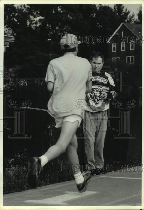1990 Press Photo Former U.S. distance runner Max Truex times his son G - Historic Images