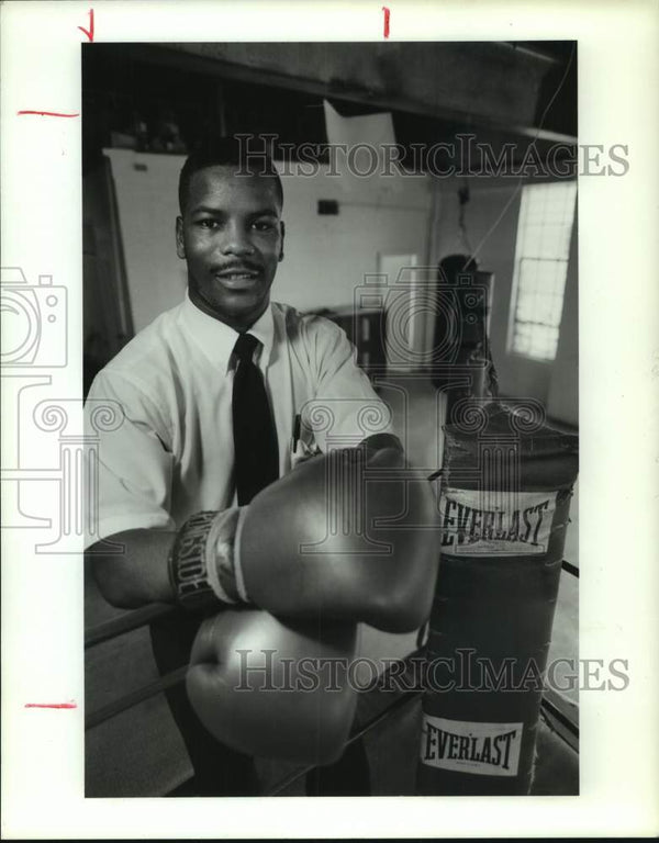 1990 Press Photo Boxer Derwin Richards in gym - hcs23828 - Historic Images