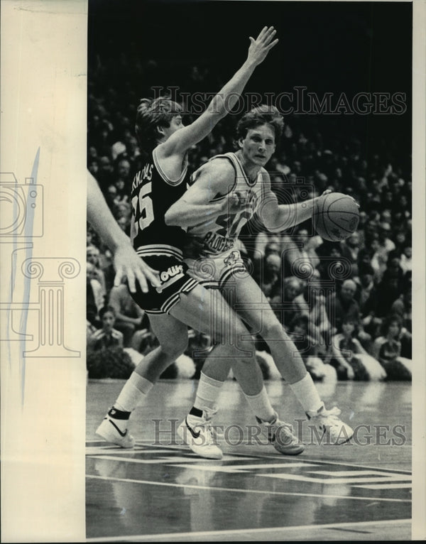 1985 Press Photo UW basketball player, J.J. Weber bypasses Iowa's Todd Berkenpas - Historic Images