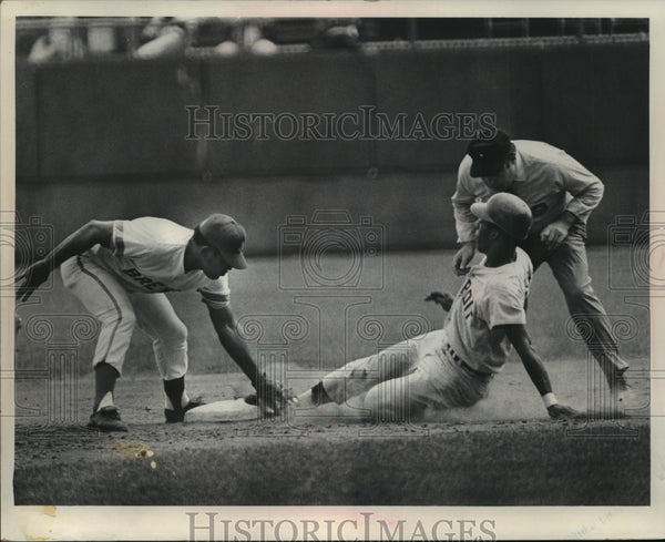 1970 Press Photo Milwaukee's Roberto Pena tagged out Detroit's Elliott Maddox . - Historic Images