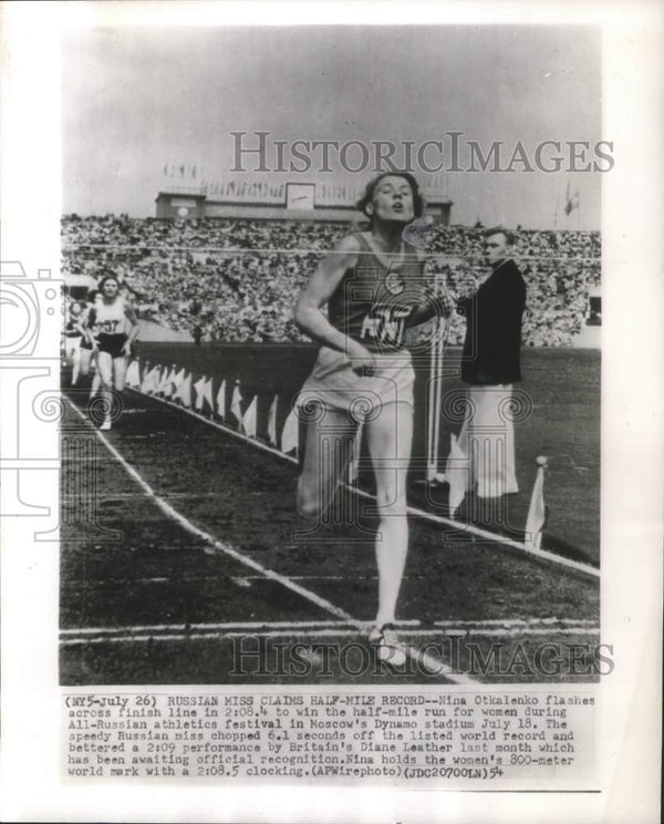 1954 Press Photo Russian distance runner, Nina Otkalenko crosses finish line - Historic Images