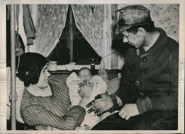 1940 Press Photo Roy Custer Delivers Wife's Fifth Child In Snowbound Cabin - Historic Images