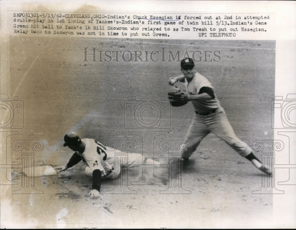 1962 Press Photo Indian Chuck Essegian out at 2nd vs Yankees Tom Tresh - Historic Images