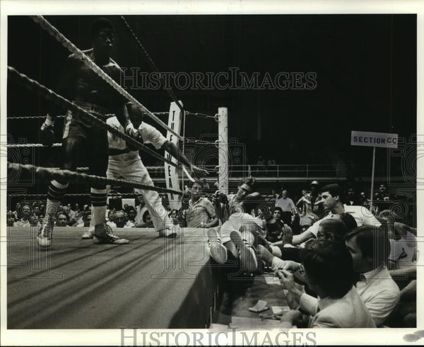 1982 Press Photo Jerome Clouden knocks Bill Brigham out of ring in Boxing Match - Historic Images