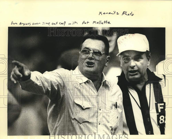 1985 Press Photo Football coach Bum Phillips argues with official Pat Mallette - Historic Images