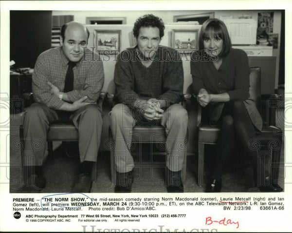 1998 Press Photo Norm Macdonald, Laurie Metcalf, Ian Gomez in "The Norm Show" - Historic Images