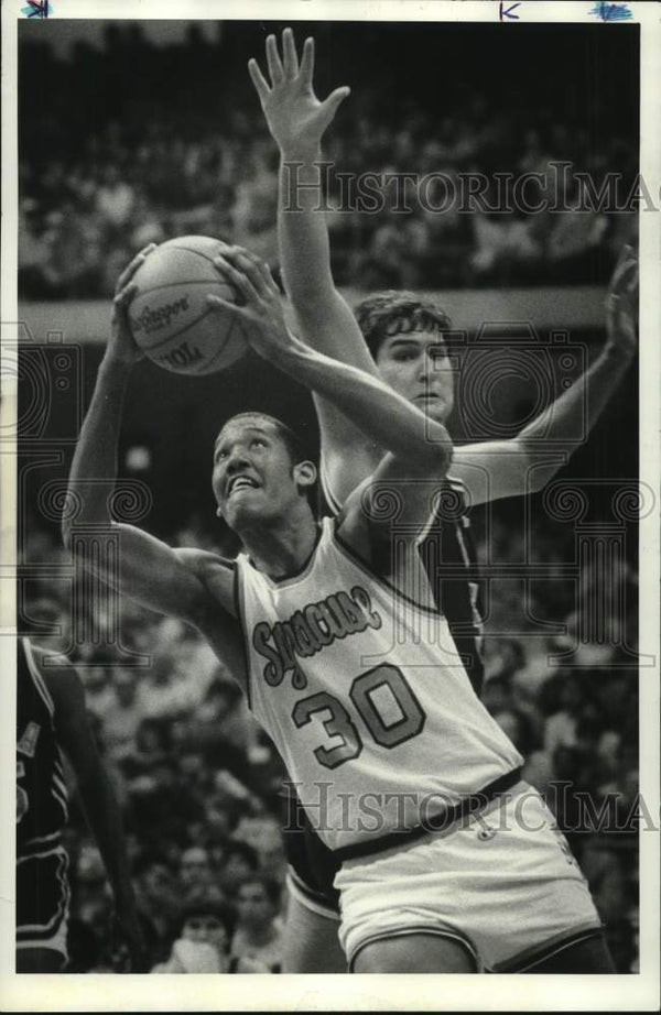 1985 Press Photo Syracuse U basketball player Derek Brower looks to sh - Historic Images