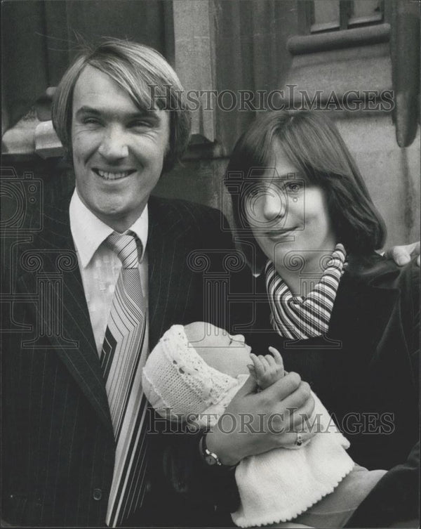 1977 Press Photo MP Andrew Mackey, Wife Diana And Son Outside House Of - Historic Images