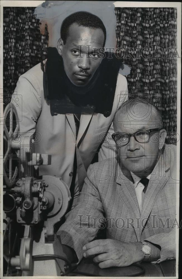 1967 Press Photo Eppie Barney with Coach Blanton Collier of Browns - n - Historic Images