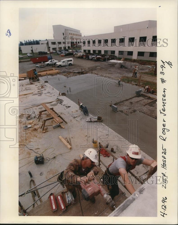 1996 Press Photo Men work some Installation at Mount Hood Medical Cent - Historic Images