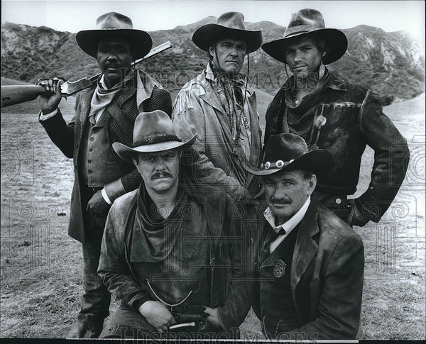1986 Press Photo Cast Of TV Series "Outlaws" - Historic Images