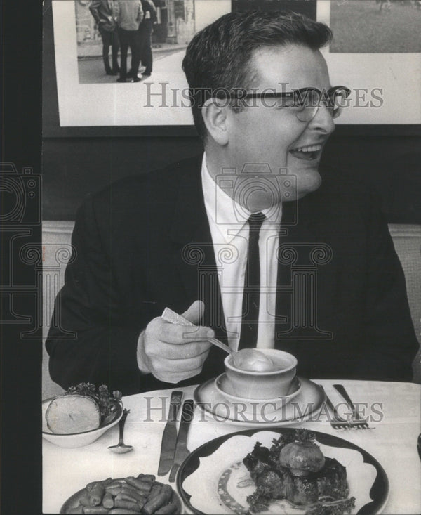 1965 Press Photo Chicago Daily News Writer Gormlet Eating For Diet Sto - Historic Images