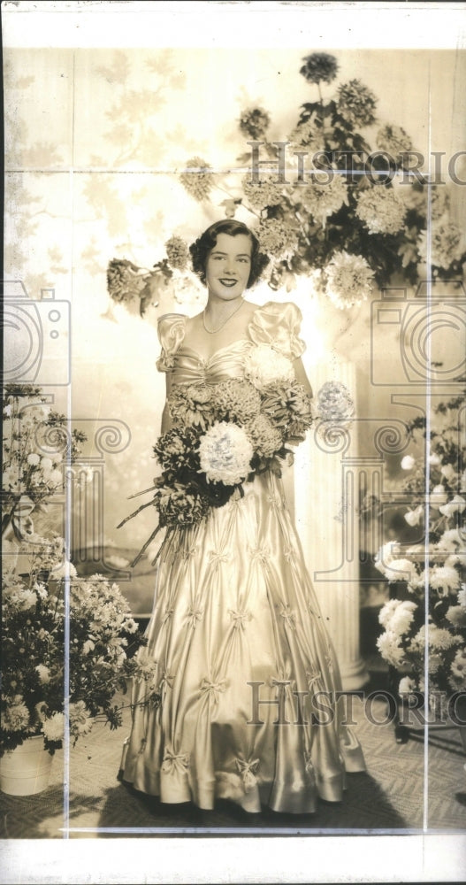 1939 Halen Mary Bryan Benjamin Butter Chrysanthemums Gold Stain - Historic Images