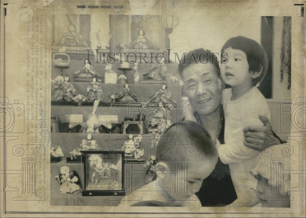 Press Photo Shoichi Yokoi former Japanese army sergeant children Hospi - Historic Images