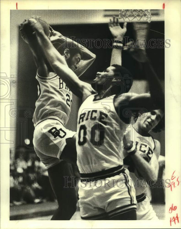 1981 Press Photo Baylor's Terry Teagle grabs rebound in game vs. Rice - Historic Images