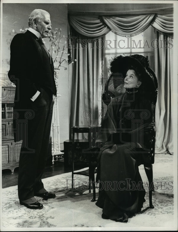 1975 Press Photo Laurence Olivier and Katharine Hepburn in Love Among - Historic Images