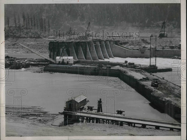 1936 Construction work at Bonneville Dam in Oregon - Historic Images