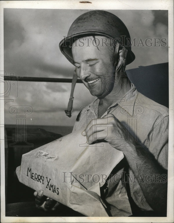 1944 Press Photo American Navy James J. Jordan opens his Christmas gif - Historic Images