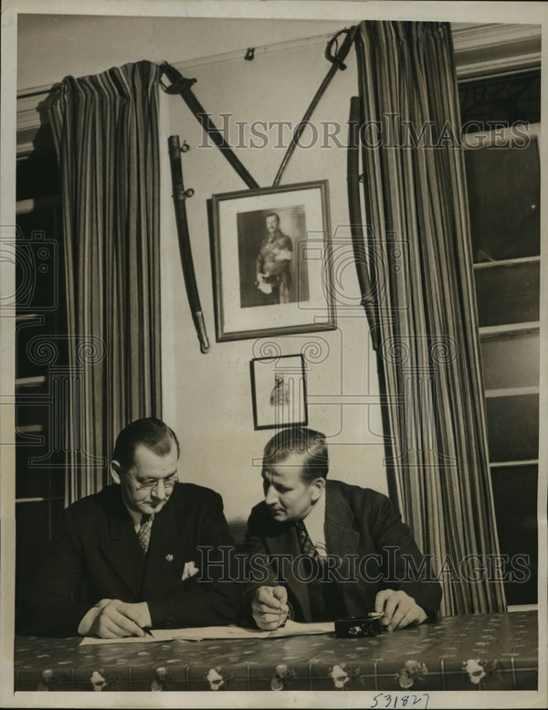 1939 Press Photo New York Henry Tirri, George Ness at Veterans' Headqu - Historic Images