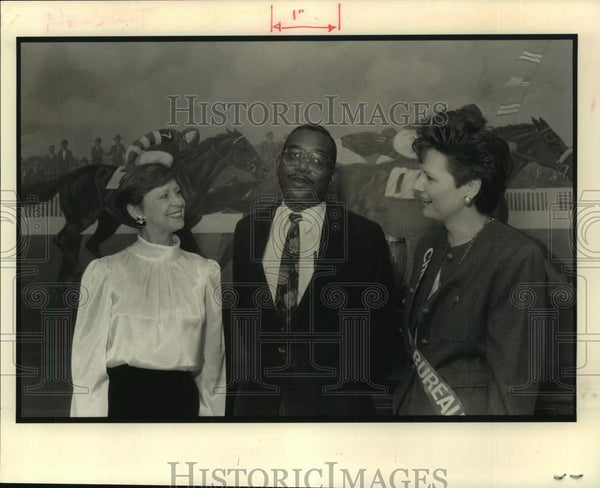 1990 Press Photo Members at the Children's Bureau. - Historic Images
