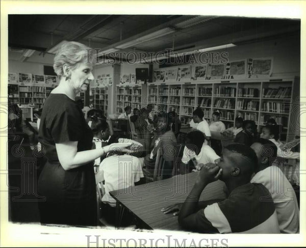 1993 Press Photo Barbara MacPhee shows brain to students at Live Oak S - Historic Images