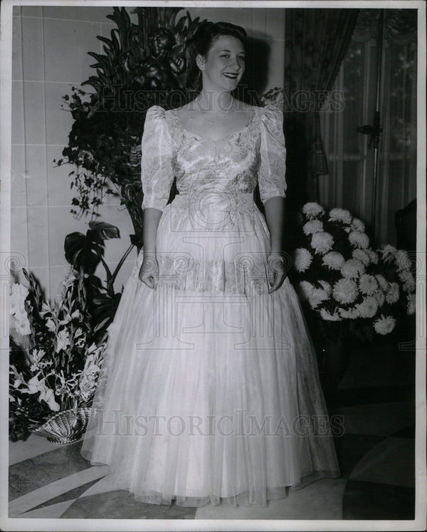 1940 Press Photo Christine Cromwell White - DFPD67769 - Historic Images