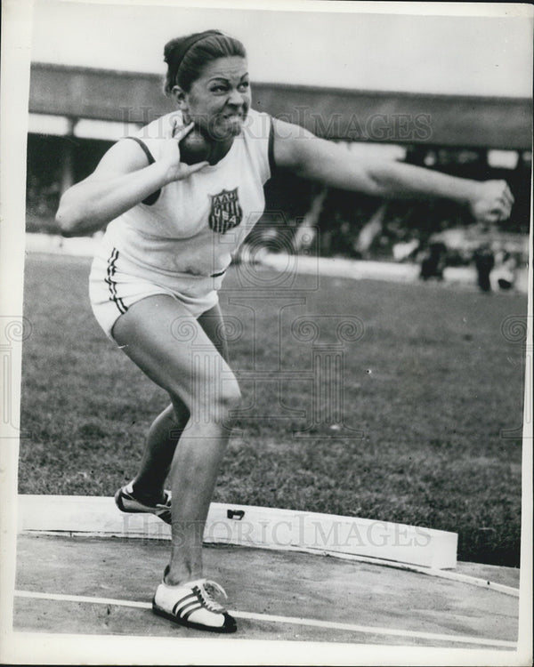 1963 Press Photo USA's Cynthia Watt prepares to putt the shot ...