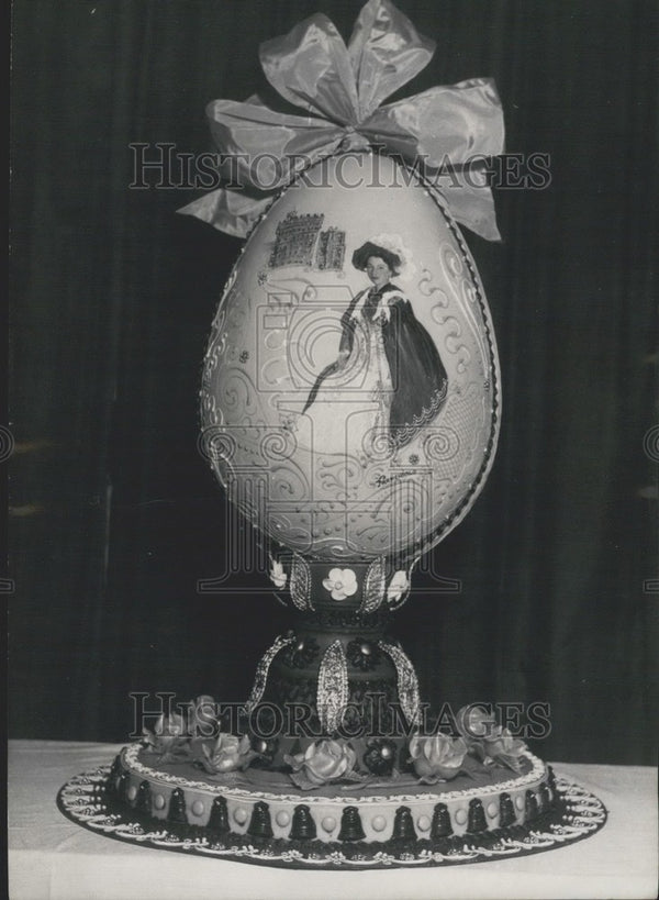1957 Press Photo Giant Easter Egg Honors Queen Elizabeth - Historic Images