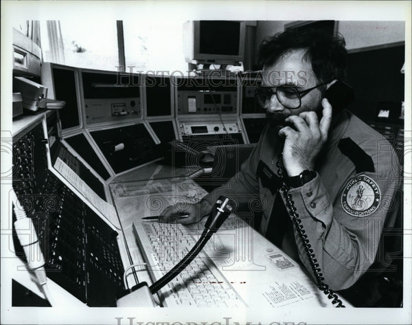 1994 Press Photo Phillip Smith in Move Scene as 911 Dispatcher ...