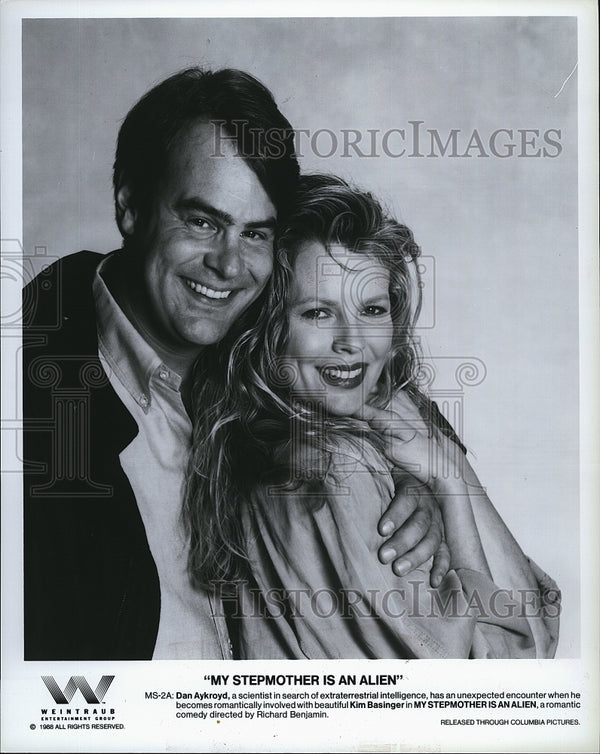 1988 Press Photo Dan Aykroyd and Kim Basinger in "My Stepmother is an ...