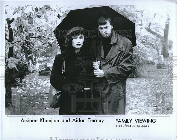 Press Photo Arsinee Khanjian & Aidan Tierney in "Family Viewing ...