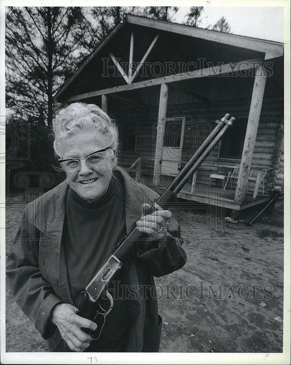 1990 Press Photo Hilda Wynn, 87, of Twin Mountain, parody of "Twin ...