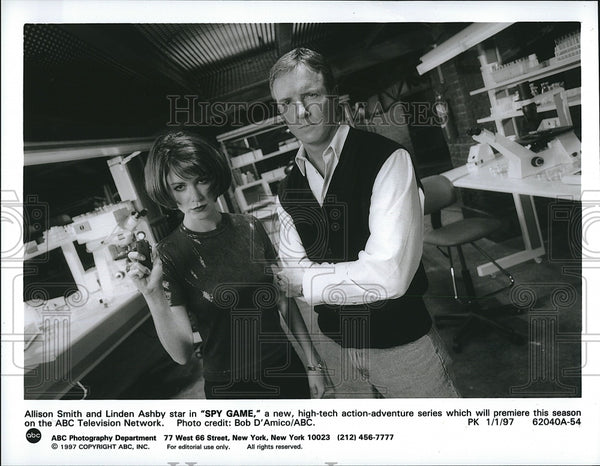 1997 Press Photo Allison Smith & Linden Ashby Star In "Spy Game ...