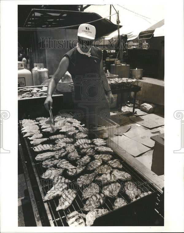 1991 Press Photo Jose Munoc grill chicken Taste Chicago - RRV69789 ...