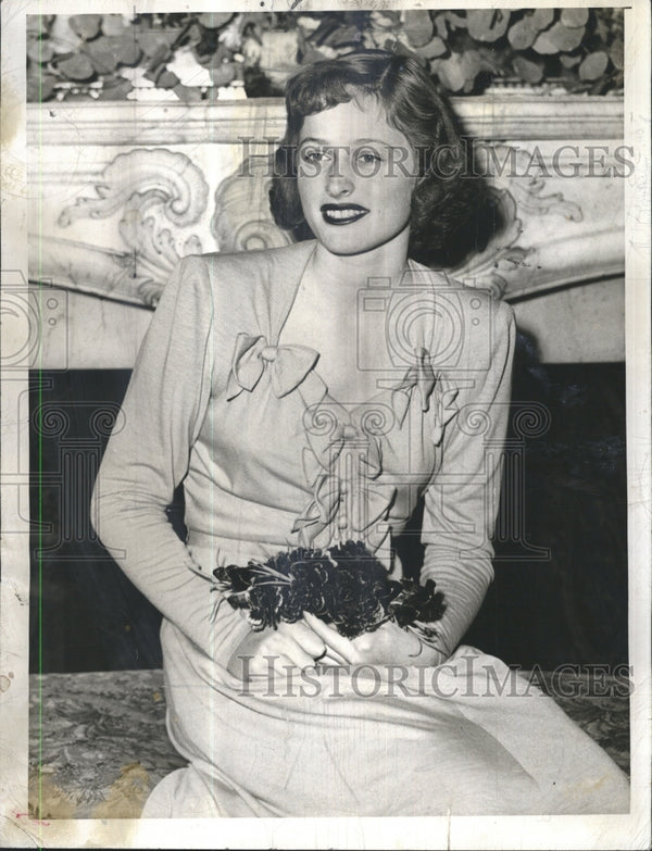 1942 Press Photo Harriet Oliver-Wilson at her coming out ball ...