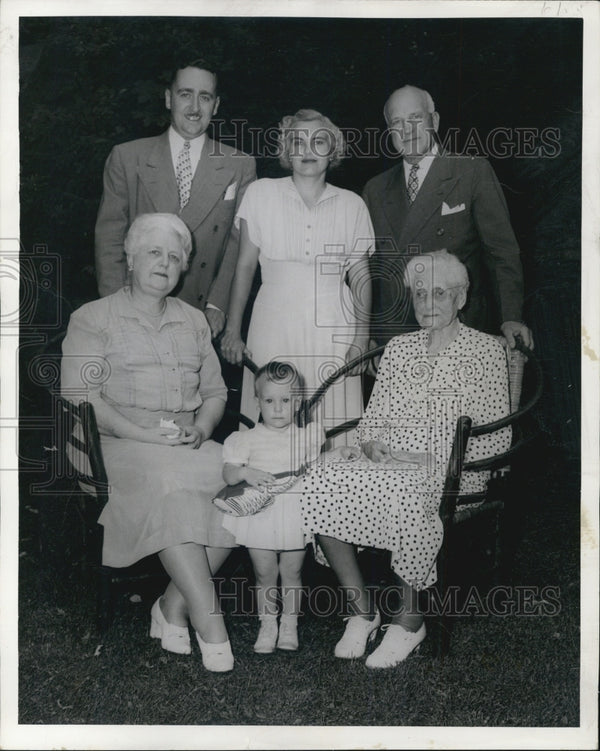 1949 Press Photo Pres of Northwestern U Carl E Ell and family ...