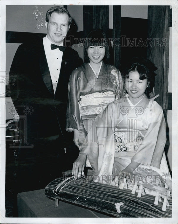 1971 Press Photo Mr and Mrs Barclay Henderson Haruko Takeuchi at ...