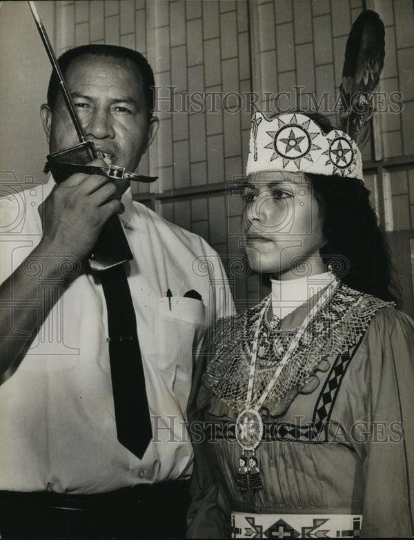 1965 Press Photo Tribal Chief Phillip Martin and Choctaw Princess Ruth ...
