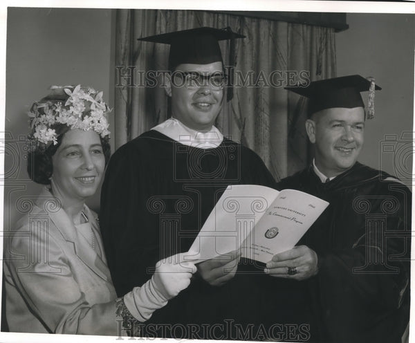 1966 Press Photo Samford University President and Wife With Son at Gra ...