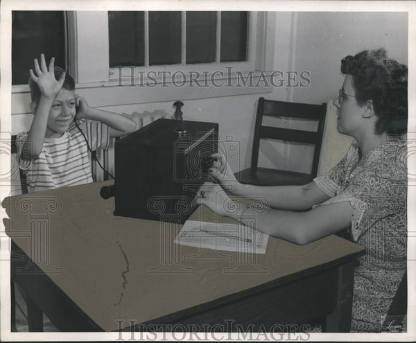 1948 Press Photo Child receives speech training at University of ...