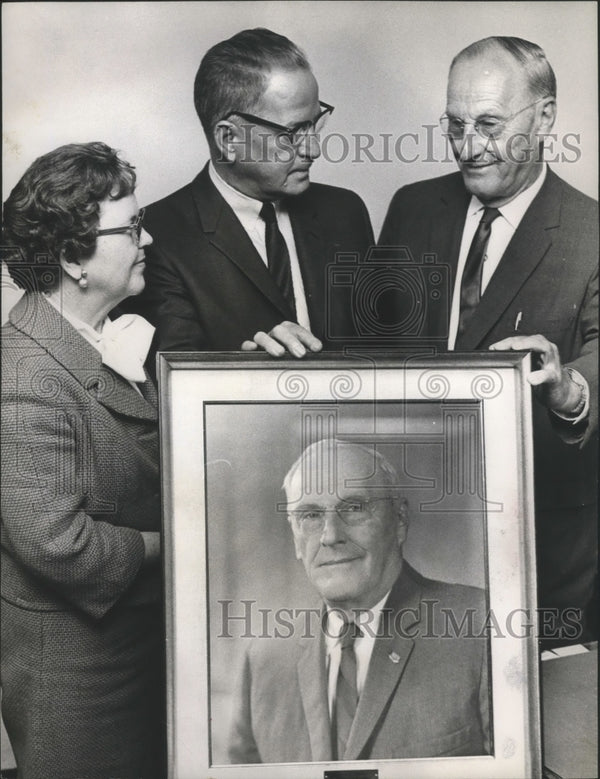 1965 Press Photo Louis Jenkins and others beside Jenkins portrait ...
