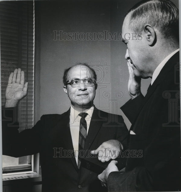 1969 Press Photo New Circuit Court Judge Joe Jasper of Birmingham being ...