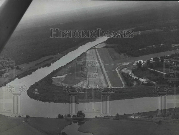 1974 Press Photo River marks boundary on airport land of W. Fred ...