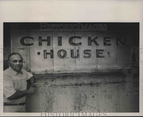 1987 Press Photo Andrew J. Smith at His Chicken House, Alabama ...