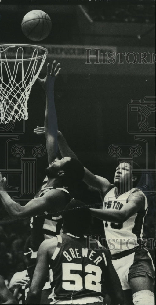 1976 Press Photo Alabama-Birmingham-Leon Douglas shoots over Cav's Jim ...