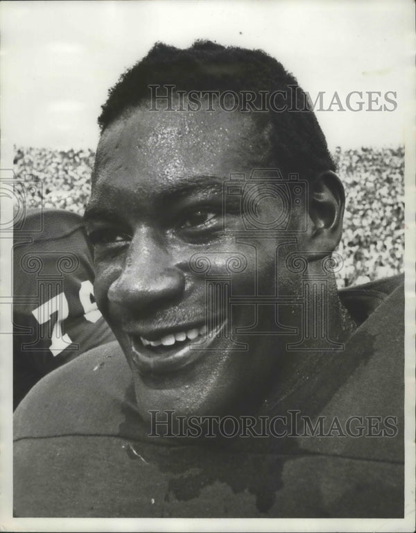 1976 Press Photo Alabama-Football player #33 Calvin Culliver with big ...