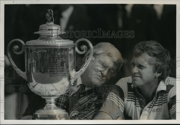 1990 Press Photo Wayne Grady And Pat Rielly Look At Championship Golf ...