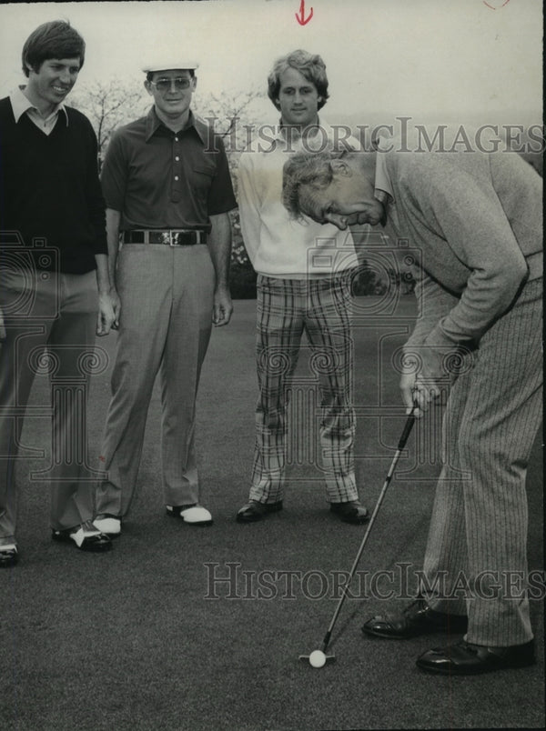 1976 Press Photo Phil Hancock And Other Golfers Watch Bob Lowry On Put ...